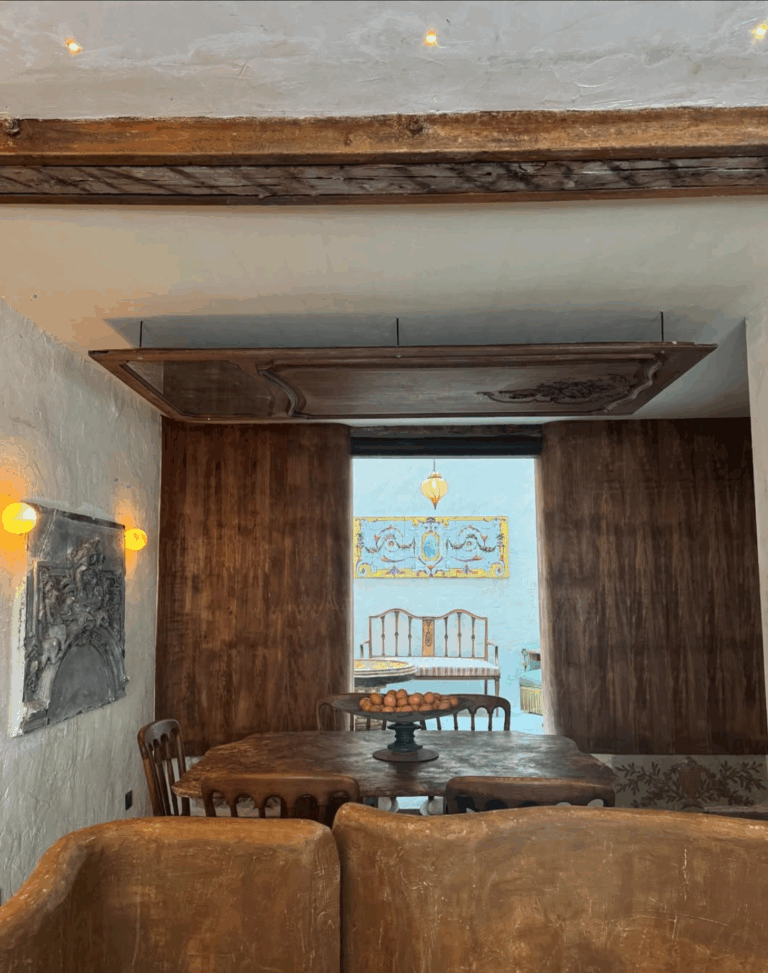 Rojo, le nouveau bar-resto au décor spectaculaire dans le Marais - Home ...