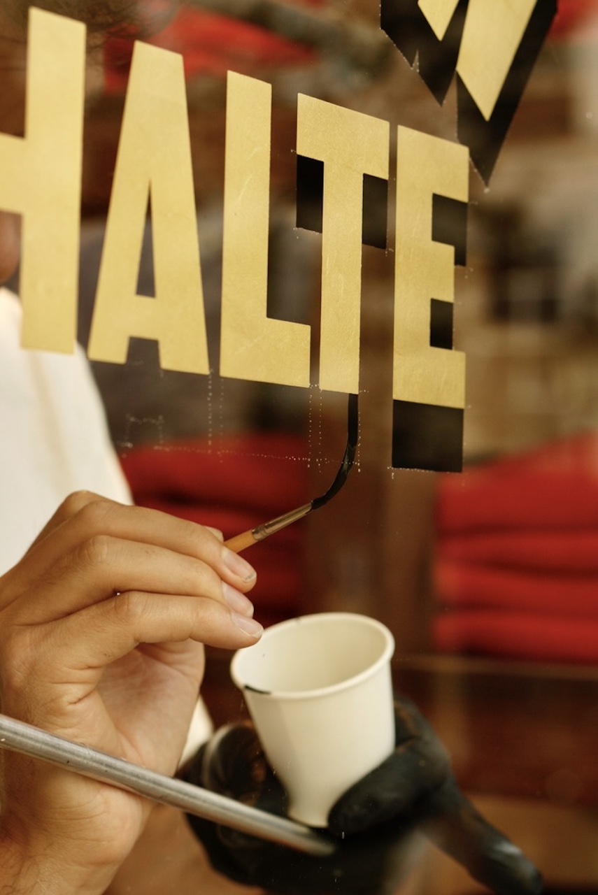 Artisanat : Victor Bert, peintre en lettres - Home magazine